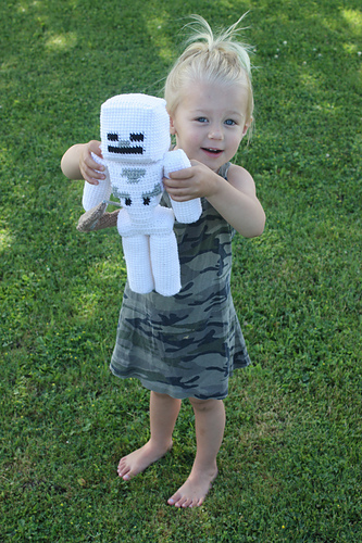 Ravelry: Minecraft Skeleton pattern by Becca de Kroon