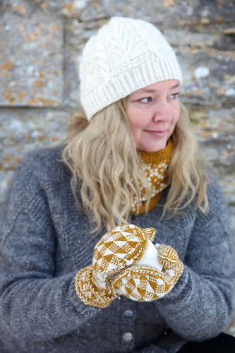 Ravelry: Shine mittens pattern by Sofia Capelle