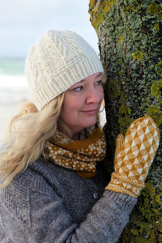 Ravelry: Shine mittens pattern by Sofia Capelle