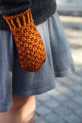 Ravelry: Wisby mittens pattern by Sofia Capelle