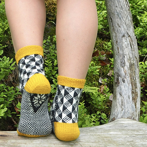 Ravelry: Shine Socks pattern by Sofia Capelle