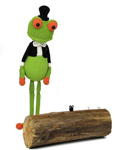 Ravelry: Fergus the Frog pattern by Kate Duszysnki