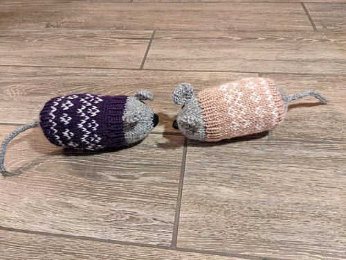 Ravelry: 0-1548 Christmas Mice pattern by DROPS design