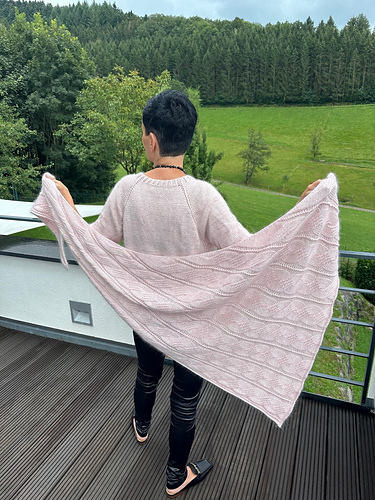 Ravelry: Khaleesi Shawl pattern by Kerstin Ritter