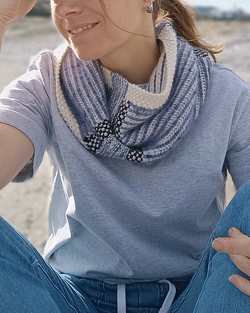 Ravelry: Bay Panel Cowl pattern by Kiniki Knits