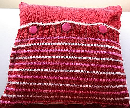 Ravelry: Contrast-bobble Cushion pattern by Caroline Birkett