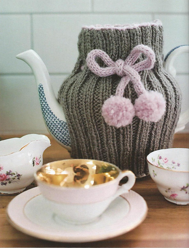 Ravelry: Tea Cosy from A Cosy Tea Set pattern by Sarah Reed