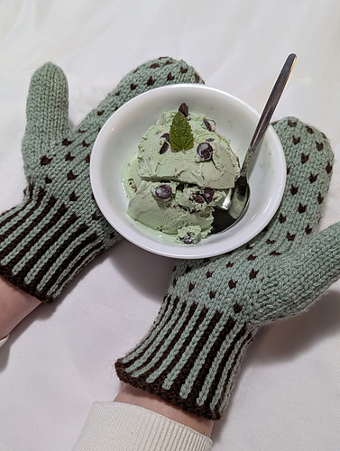 Ravelry: Mint Chip Mittens pattern by K. Cox