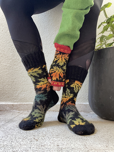 Ravelry: Maple leaf socks pattern by knittinglotta