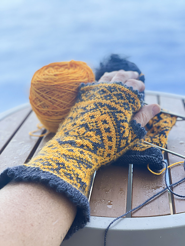 Ravelry: Nightfrost fingerless short pattern by knittinglotta