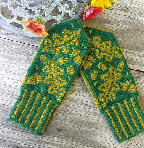 Ravelry: Golden Oak Mittens pattern by Karen Porter