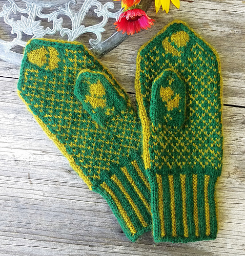 Ravelry: Golden Oak Mittens pattern by Karen Porter