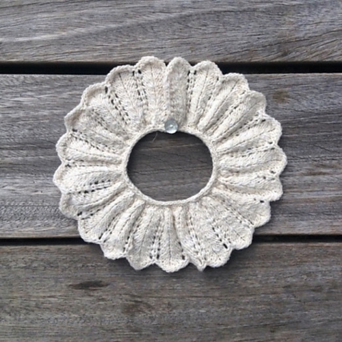 Ravelry: Star collars pattern by Pernille Larsen