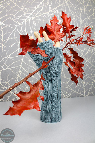 Ravelry: Twisted Left Stulpe pattern by Nicole Wicke