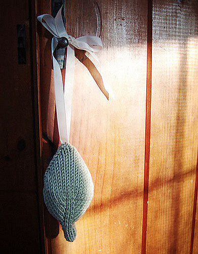 Ravelry: Sundance Leaf Sachet pattern by Cecily Glowik MacDonald