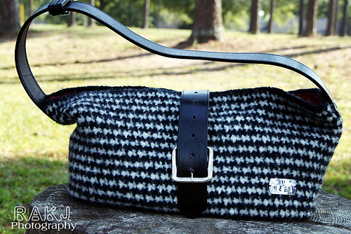 Ravelry: Bryant Houndstooth Felted Tote pattern by Kristi Greeson