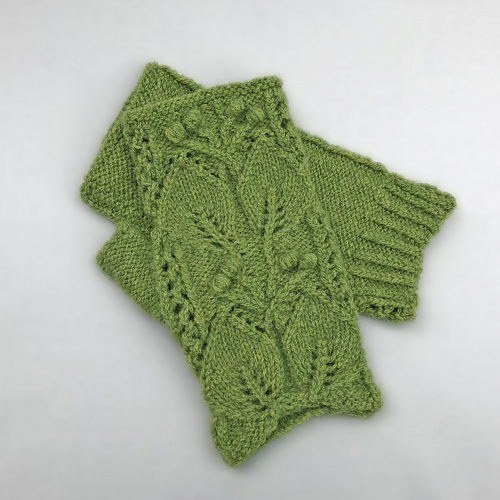 Ravelry: Leafy Mittens pattern by Kuki Knits