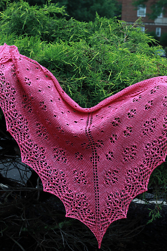 Ravelry: Becoming pattern by Allison Janocha