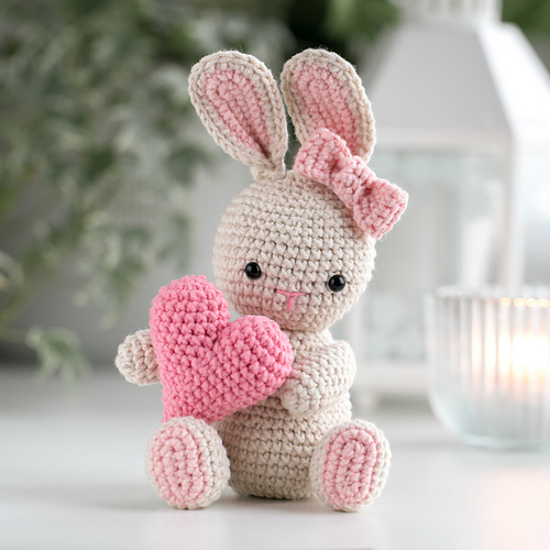 Ravelry: Bunny with heart pattern by Svetlana Perepelkina