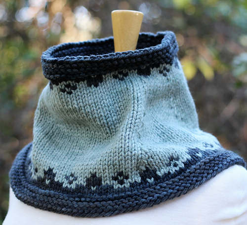 Ravelry: Demure pattern by Laura Aylor