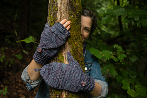 Ravelry: Flip-Top Mittens pattern by Laura Nelkin