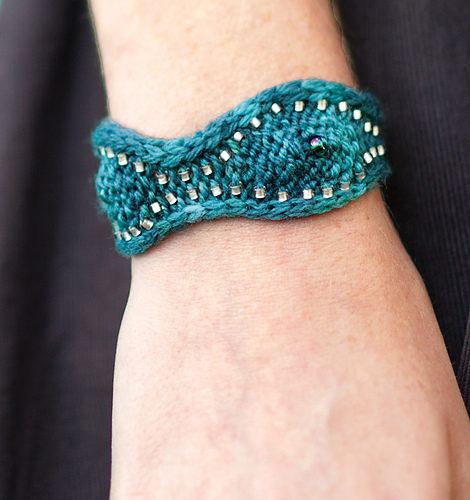 Ravelry: Bulb Necklace and Cuff pattern by Laura Nelkin