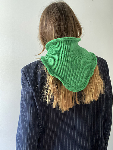 Ravelry: Babushka Bandana pattern by LE PULL