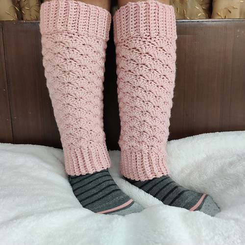 Ravelry: Shell Leg Warmers pattern by Akita Daga