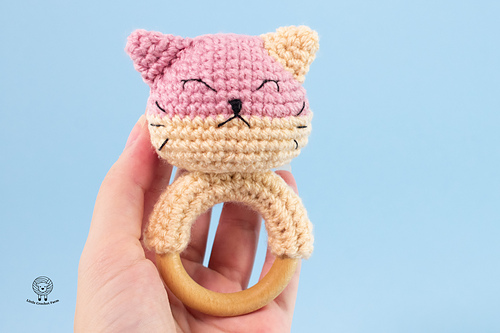 Ravelry: Sleepy cat teething ring pattern by Ana Carolina Figueiredo