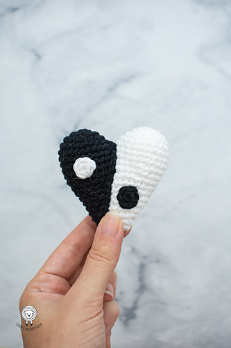 Ravelry: Yin Yang crochet heart pattern by Ana Carolina Figueiredo