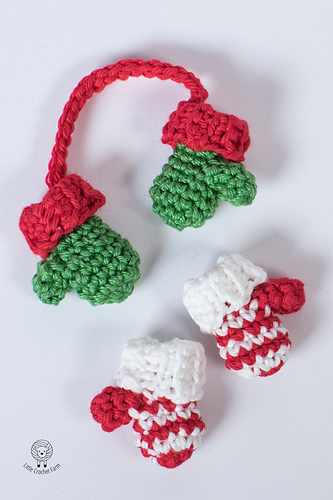 Ravelry: Mini Mittens ornament pattern by Ana Carolina Figueiredo