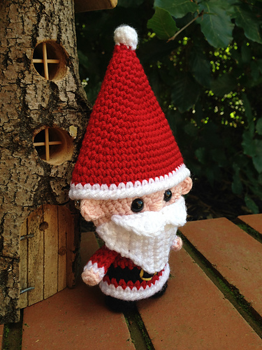 Ravelry: Santa Coin Purse pattern by Laura Sutcliffe