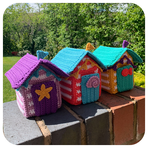 Ravelry: Beach Huts pattern by Laura Sutcliffe
