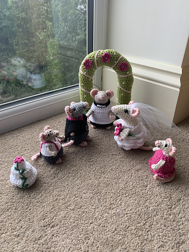 Ravelry: Wedding Mice pattern by Laura Sutcliffe