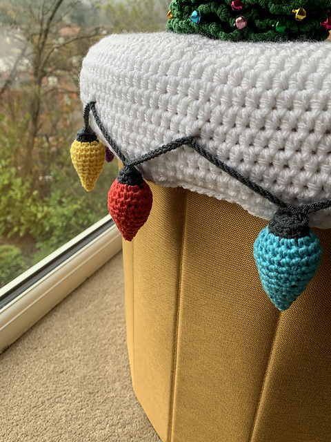 Ravelry: String of Christmas Lights pattern by Laura Sutcliffe