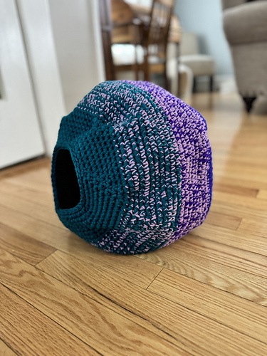 Ravelry: Cat pod/cave pattern by Laurie Morrell
