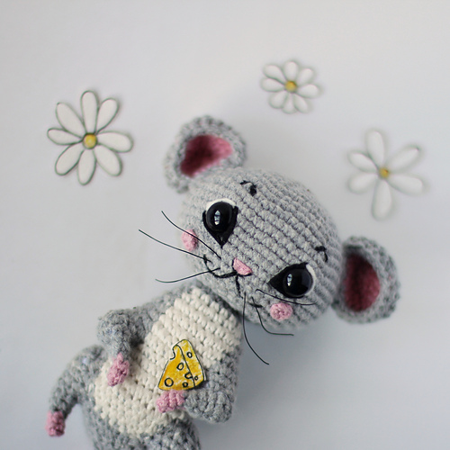 Ravelry: Mouse Pipa pattern by Angelina Taranina