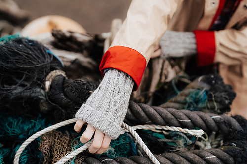 Ravelry: Windbound Mitts pattern by Lindsey Fowler