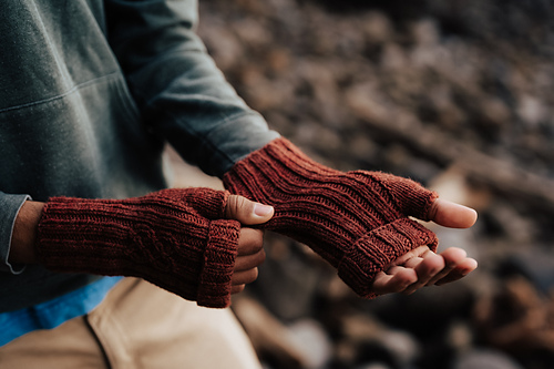 Ravelry: Windbound Mitts pattern by Lindsey Fowler