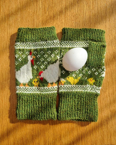 Ravelry: Chickens half mittens pattern by Liselott Daun
