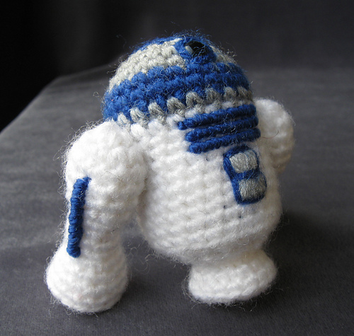 Ravelry: R2-D2 pattern by Lucy Collin
