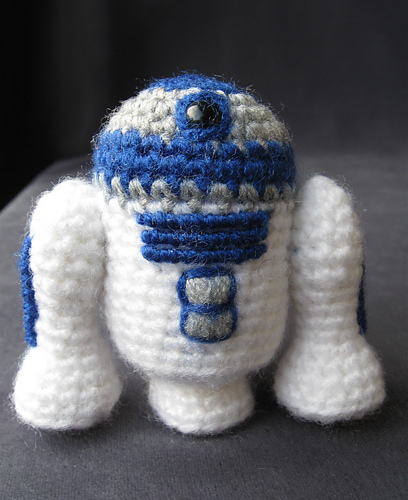 Ravelry: R2-D2 pattern by Lucy Collin