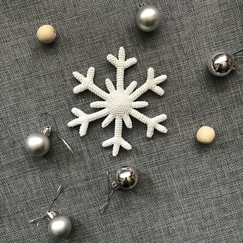 Ravelry: Delicate snowflake ornament pattern by Ljuda Lisnizkaja