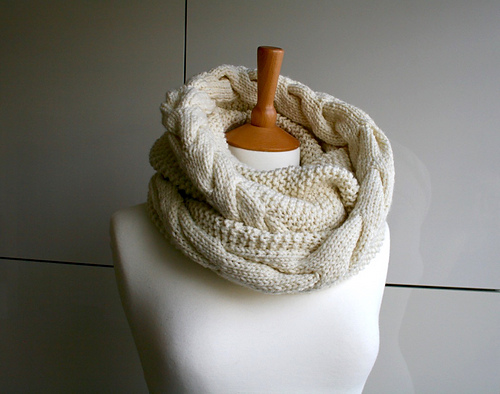 Ravelry: Cable loop scarf 17 pattern by Luz Mendoza