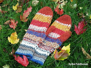 Ravelry: Lysstreif's Loose Ends Mittens