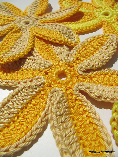 Ravelry: Two-Tone Flower pattern by Milimagfa