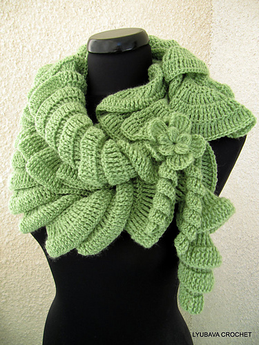 Ravelry: Crochet Ruffle Scarf pattern by Milimagfa
