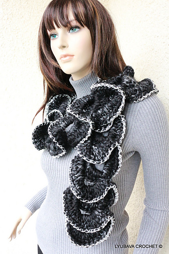 Ravelry: Chunky Ruffle Unique Scarf pattern by Milimagfa