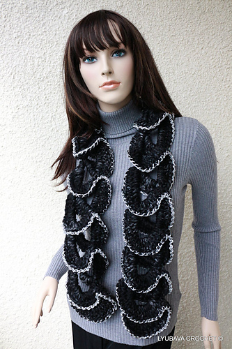Ravelry: Chunky Ruffle Unique Scarf pattern by Milimagfa