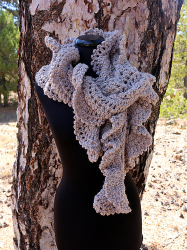 Ravelry: Chunky Ruffle Scarf "Troodos" pattern by Milimagfa
